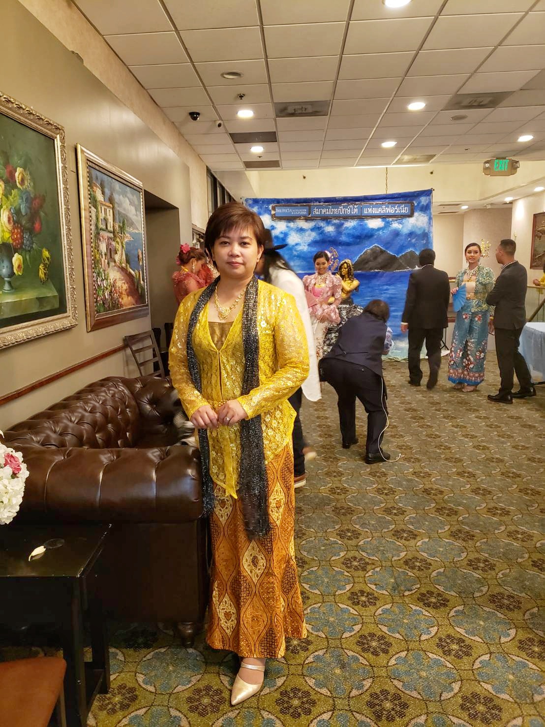 ชุดไทยสวยๆ แบบฉบับ คุณ จีน่า ปรีชา | Khaosod USA